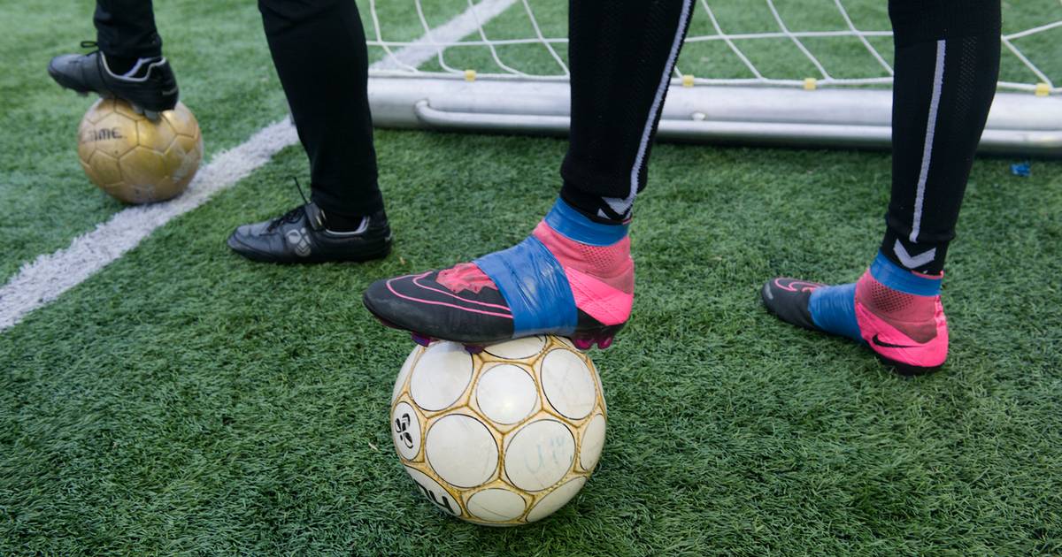 Fodboldkamp udviklede sig voldeligt - ung mand blev snittet i hånden