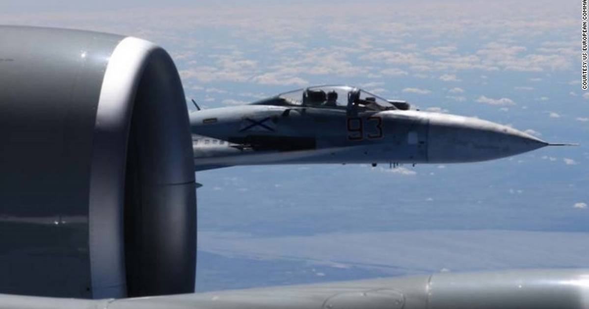 Fotos viser russisk kampfly få meter fra amerikansk fly - Jyllands-Posten